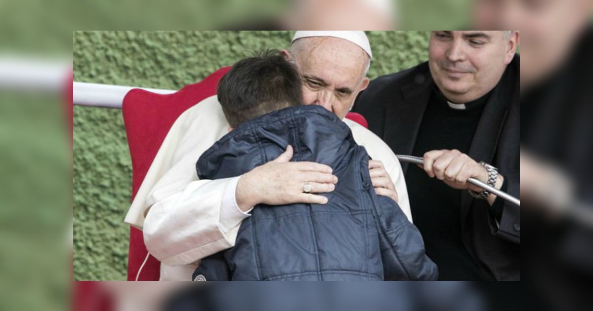 Papa Francisco se conmueve ante la pregunta de un niño sobre su padre ateo