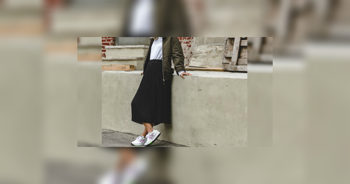 Lleva el estilo de los noventa con estos outfits con zapatillas