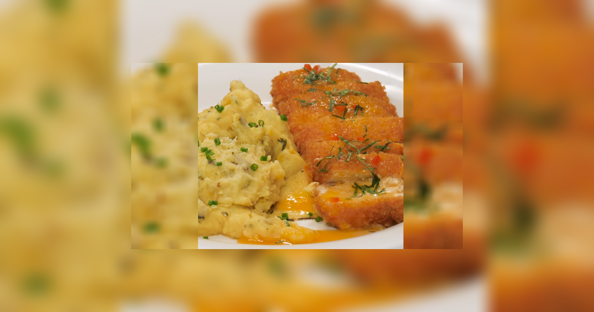 Disfruta de un exquisito enrollado de pollo con salsa de aguaymanto