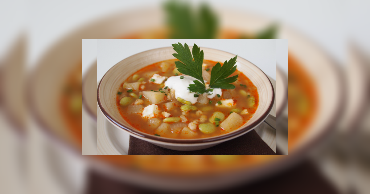 Prepara un delicioso chupe de habas y pollo