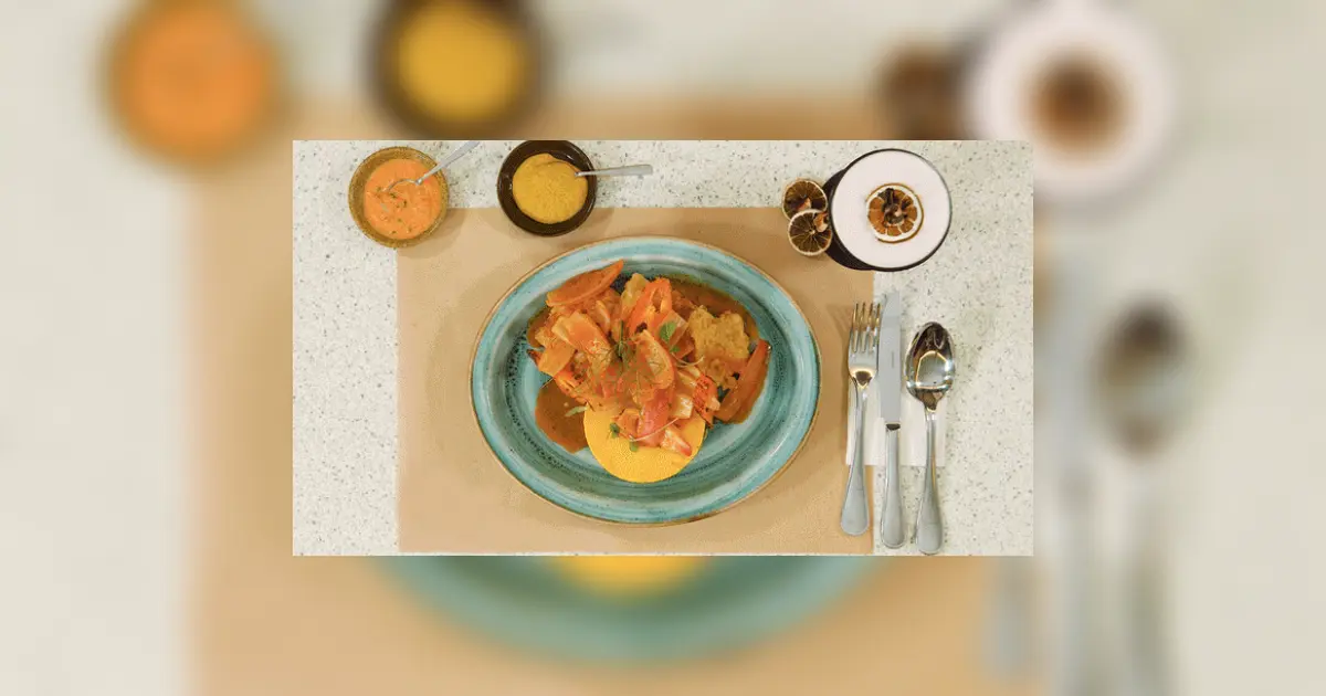 Disfruta de una deliciosa causa escabechada y limonada de fresas