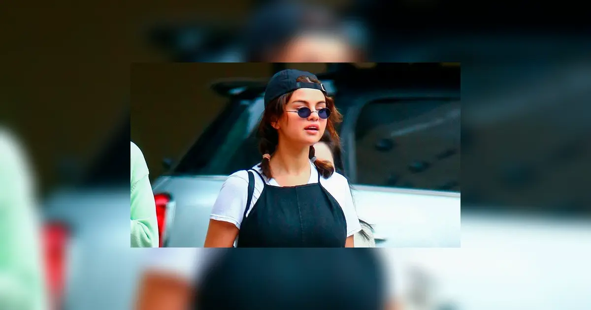 Selena Gomez recreó a la perfección un outfit noventero de Jennifer Aniston