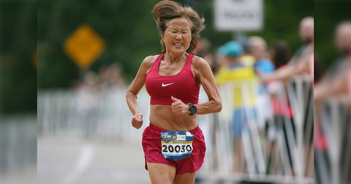 ¡Súper abuela! Mujer de 71 años rompe récord mundial de medio maratón