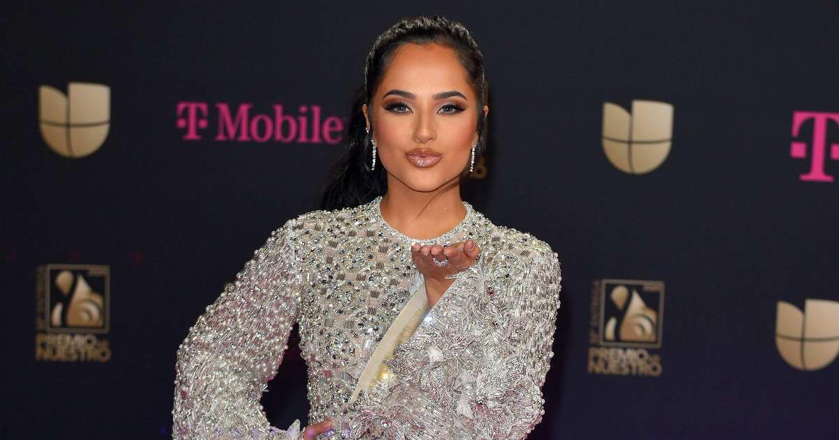 Becky G deslumbra con brillante vestido blanco en Premio Lo Nuestro [FOTOS]