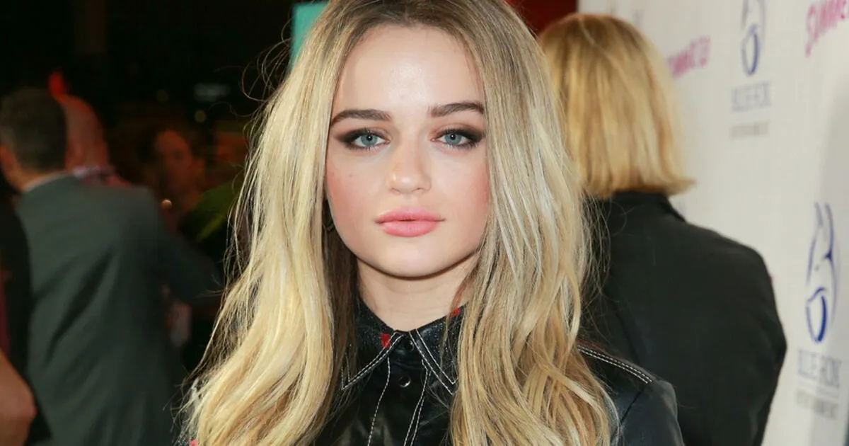 Joey King comparte el paso a paso para el maquillaje glowy perfecto