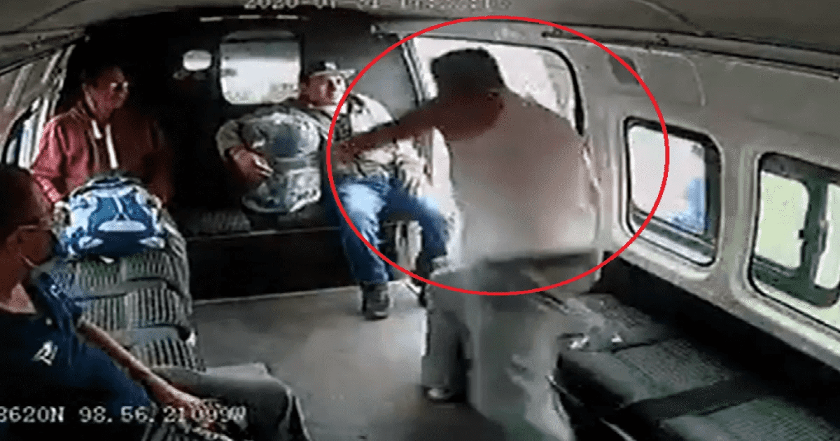 Pasajeros atrapan a ladrón y entre todos le dan brutal golpiza dentro ... Pasajeros atrapan a ladrón y entre todos le dan brutal golpiza dentro ...