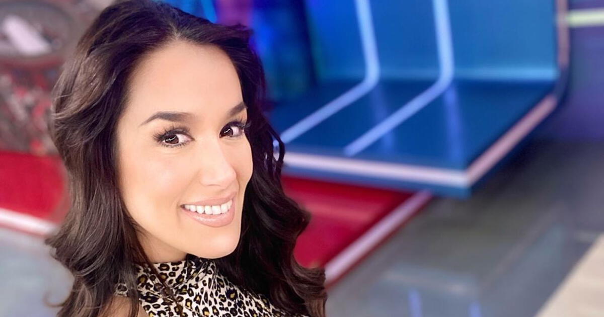 Karina Borrero da cátedra de estilo con llamativo vestido azul eléctrico