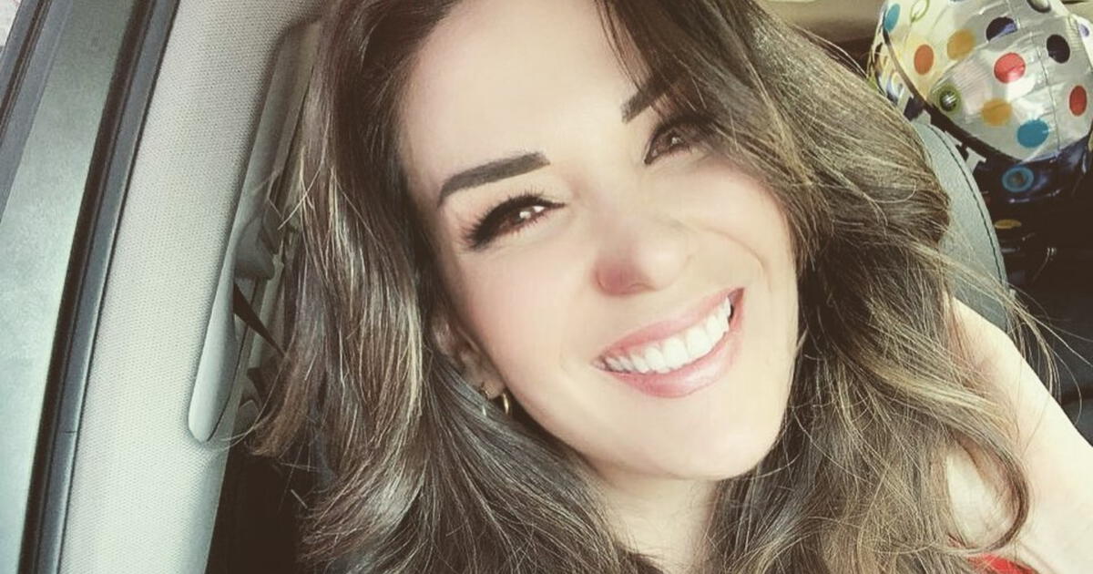 Silvia Cornejo da cátedra de moda con impactante vestido azul eléctrico