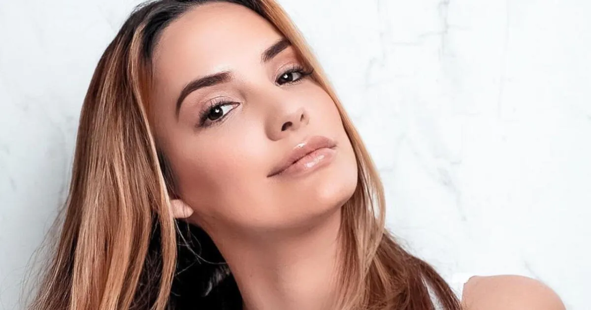 Cassandra Sánchez De Lamadrid luce magnética con vestido de gala guinda