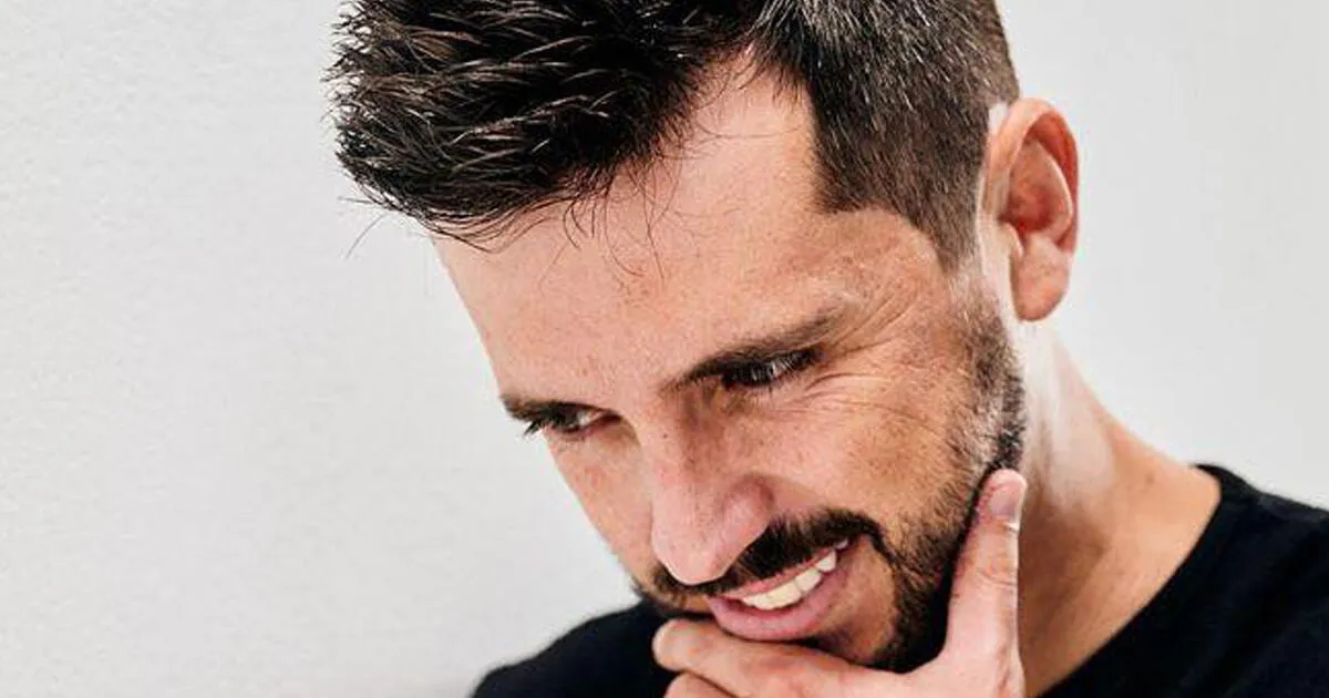 Jesús Alzamora enciende las redes reviviendo icónica prenda de los años 90