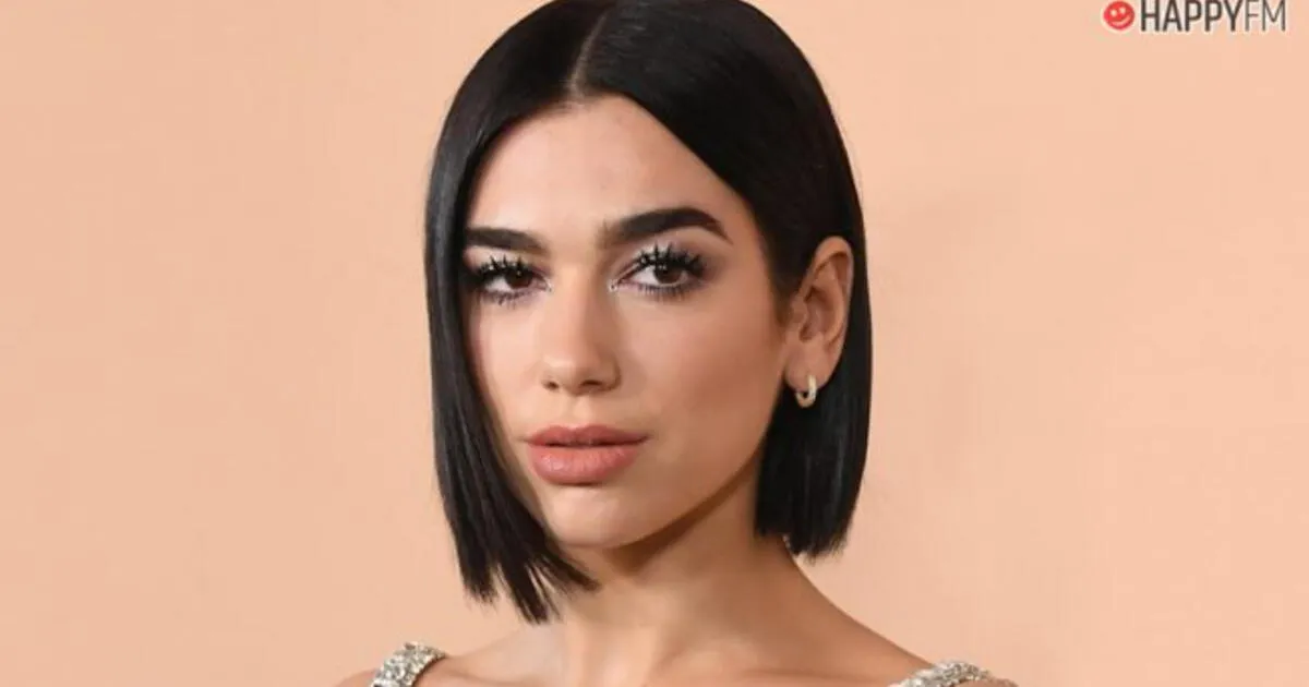 Dua Lipa confirma la vigencia de la tendencia a crochet con un pícaro ...
