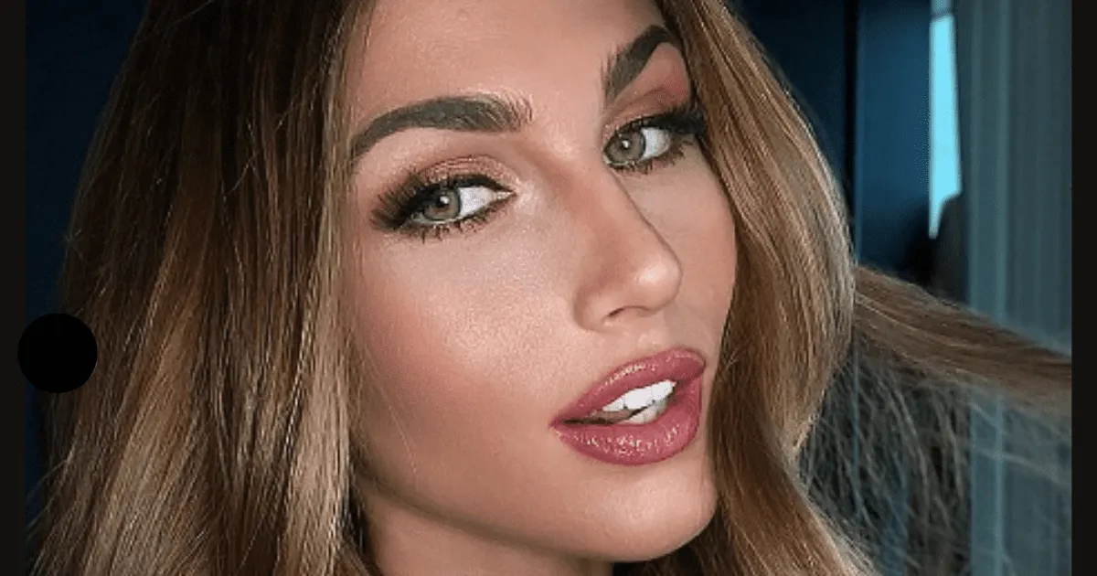 Alessia Rovegno inmortaliza el look glam con una desafiante pieza que ...