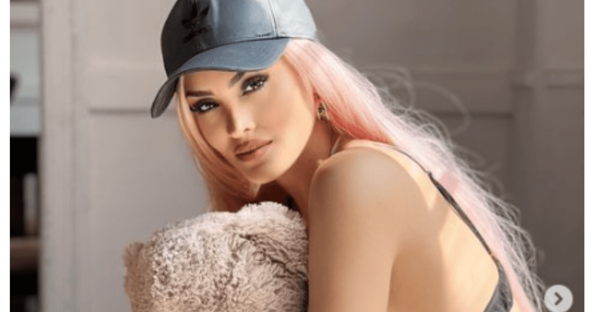 MICHELLE SOIFER presume un TRIKINI EN NEÓN con un sensual KIMONO TRANSPARENTE [VIDEO]