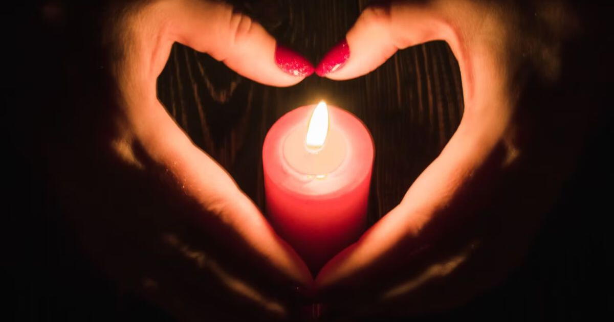 ¿Por qué se pone el nombre de una persona en una vela prendida?