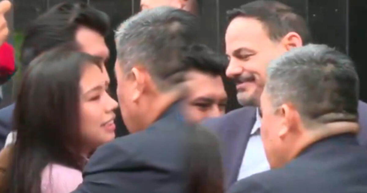 Mark Vito da APASIONADO BESO a su novia antes de entrar a juicio de ...
