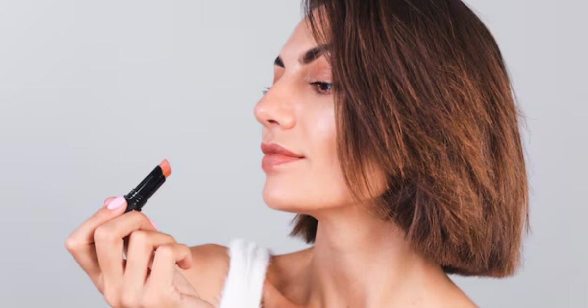 ¡Olvida el rojo! El color de labial que te hará lucir más joven está aquí