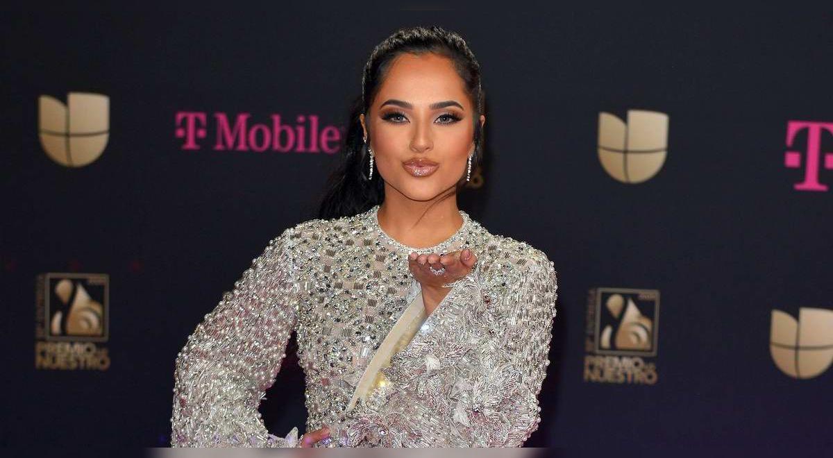 Becky G deslumbra con brillante vestido blanco en Premio Lo Nuestro [FOTOS]