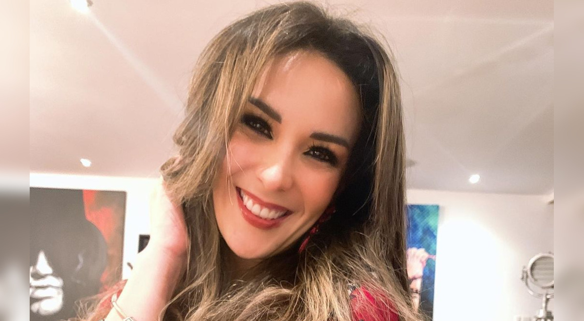 Silvia Cornejo y la clave para llevar una falda roja en look de impacto