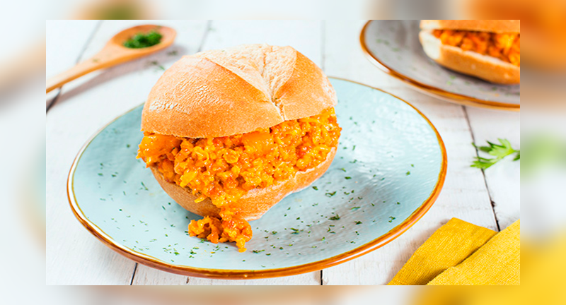 Empieza tu mañana con un delicioso pan con salchicha huachana